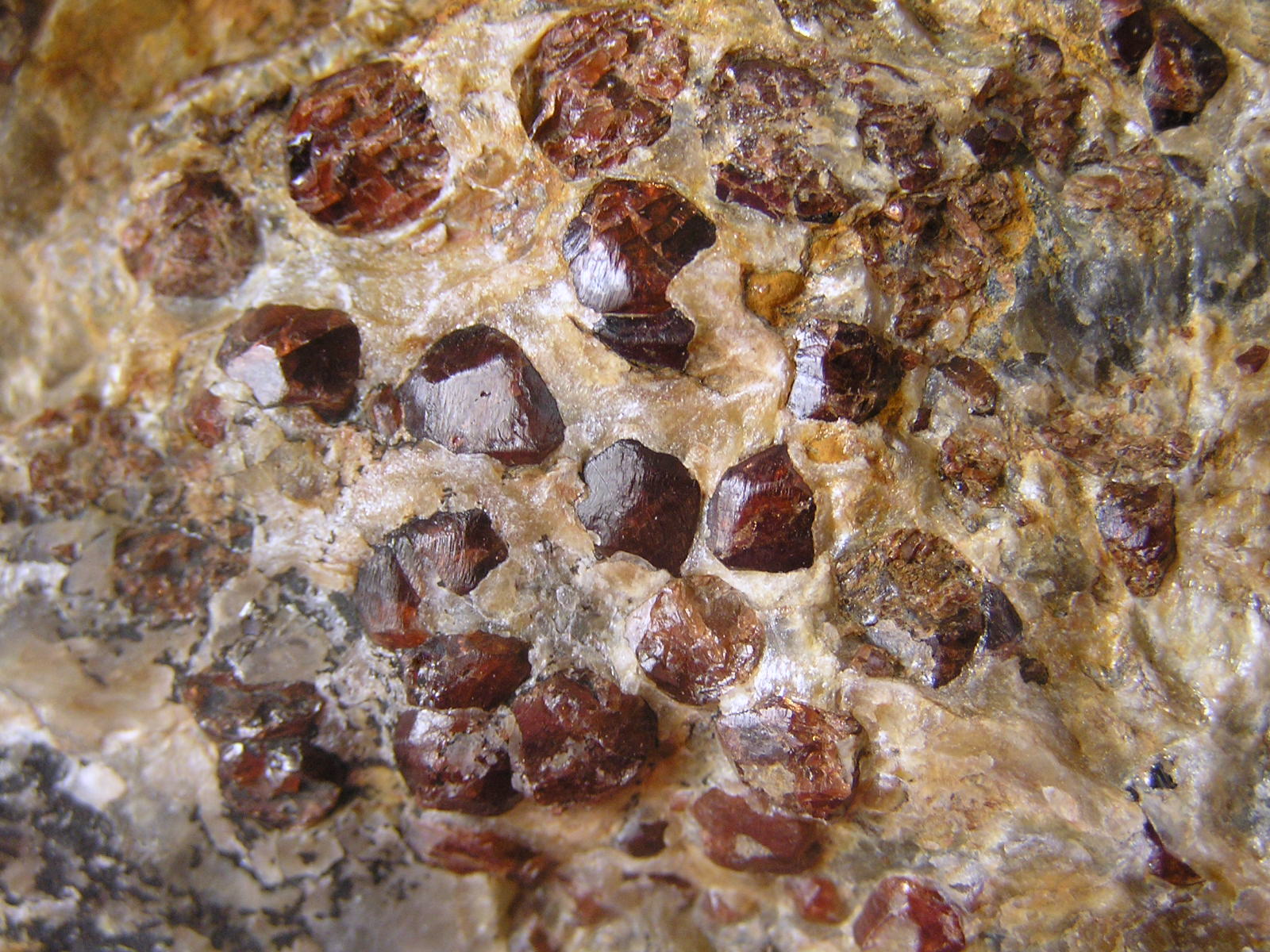 Almandin - Minerály České republiky